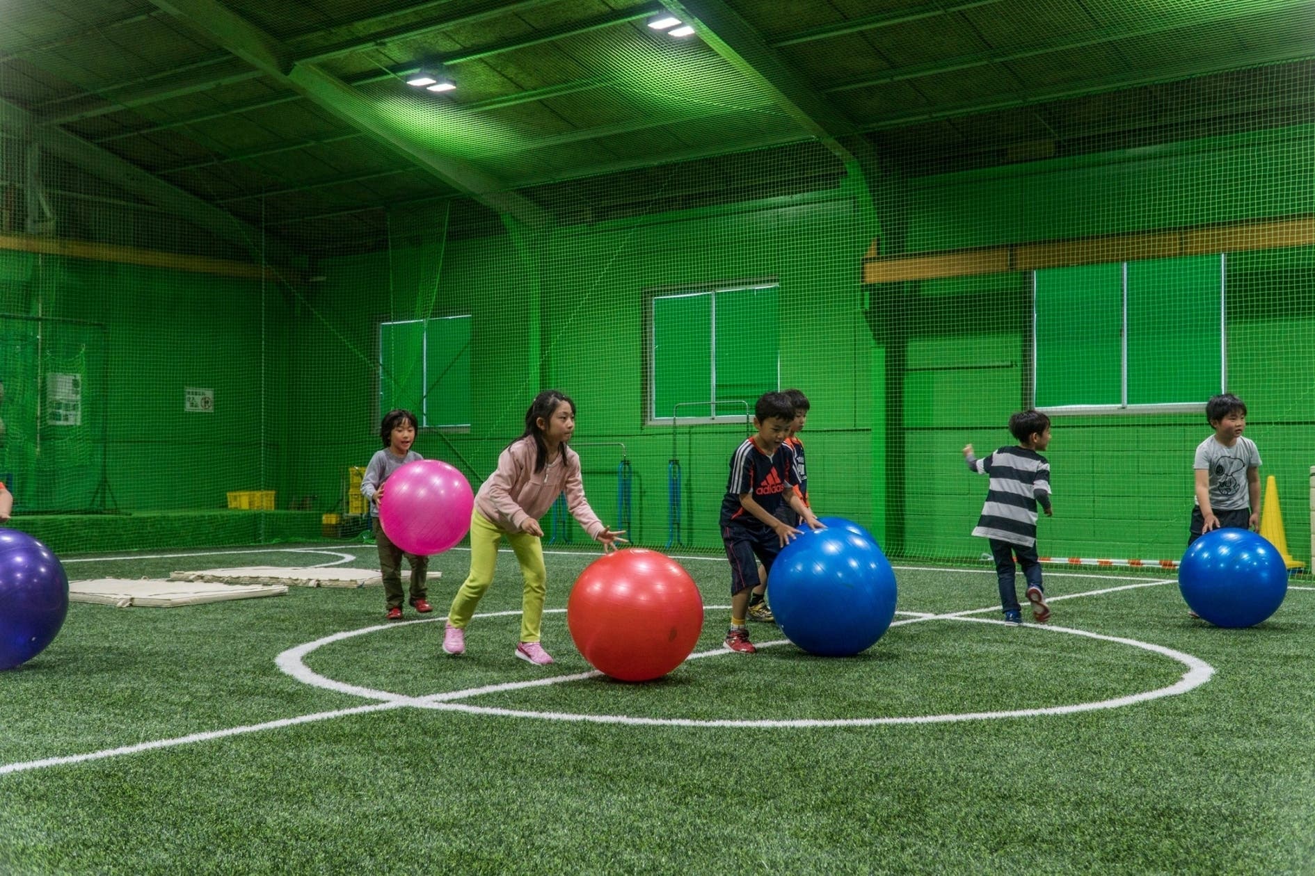 全面人工芝の室内練習場！！ヨガなどカルチャー、スポーツ系の講習会などに！！の写真7