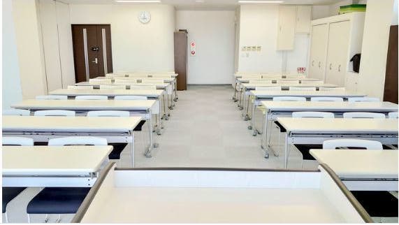 吉祥寺駅から4分!42名収容の自然光の心地よい会議室/大会議室の写真3