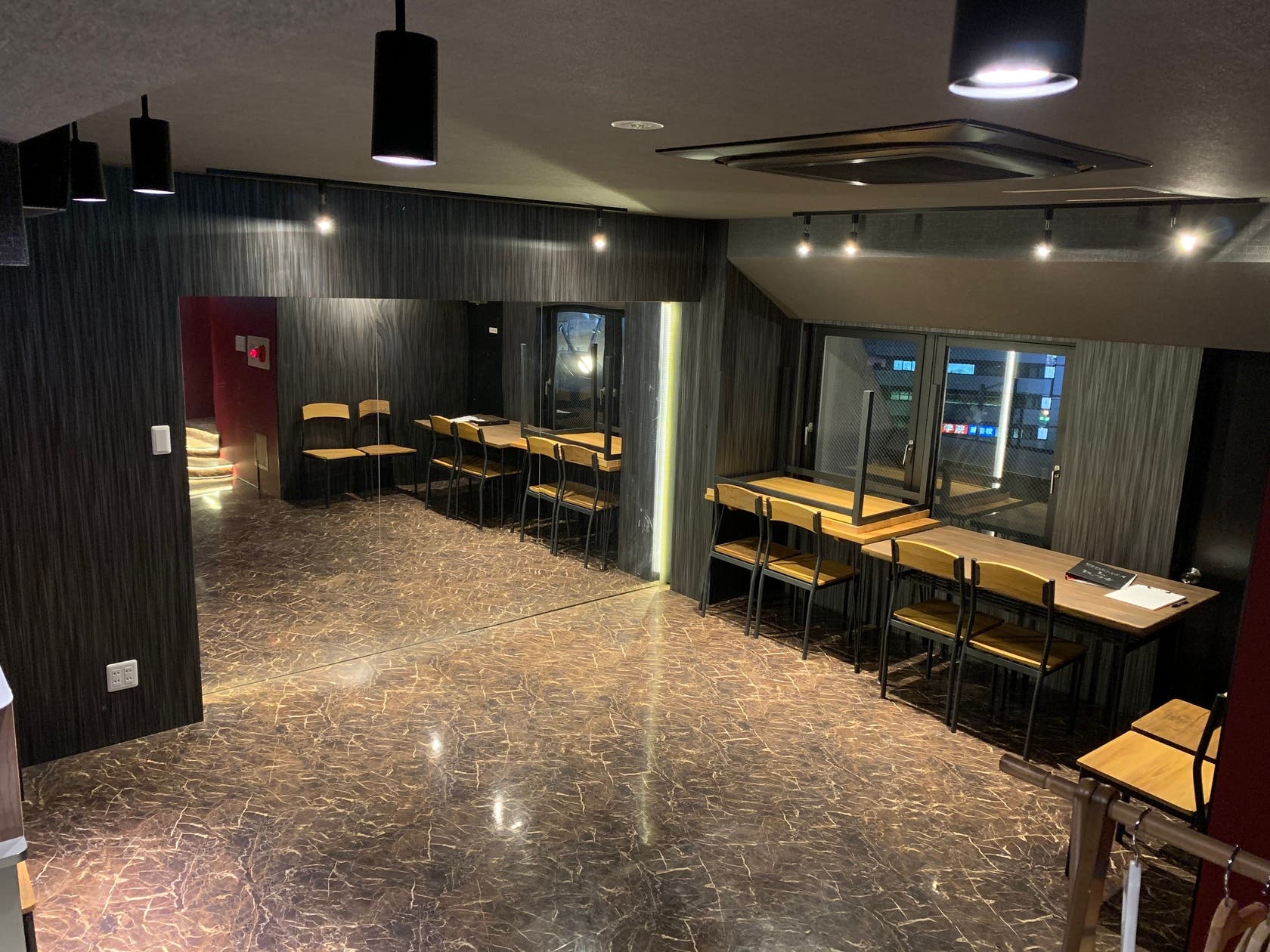 毎回清掃、隠れ家カラオケ完備、除菌グッズ完備、換気できます。の写真8