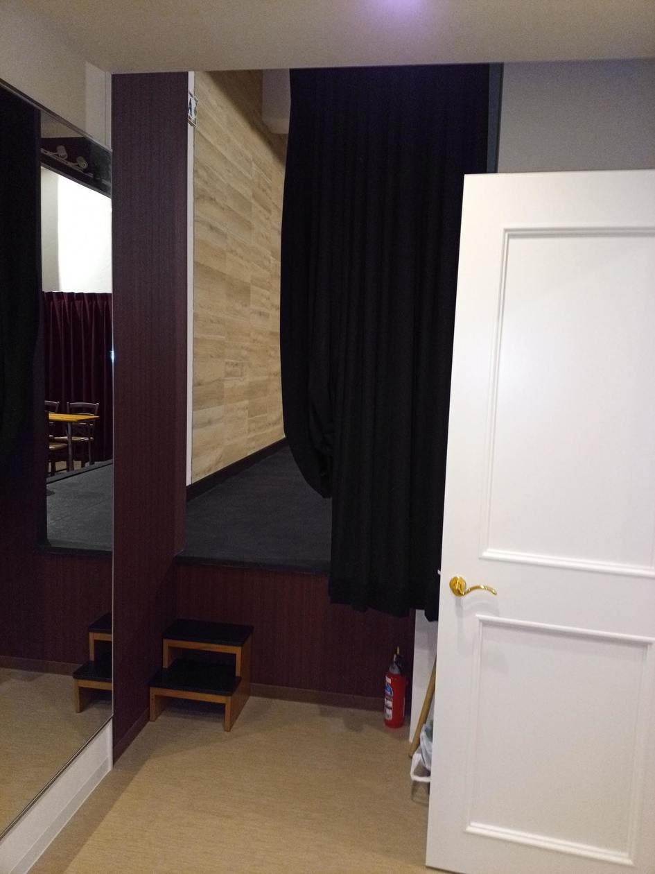 駅近2分『大阪でファンミならココ！』ステージ高60ｃｍ 天井４ｍ 幅６ｍ 見やすい舞台のあるライブ会場ですの写真6