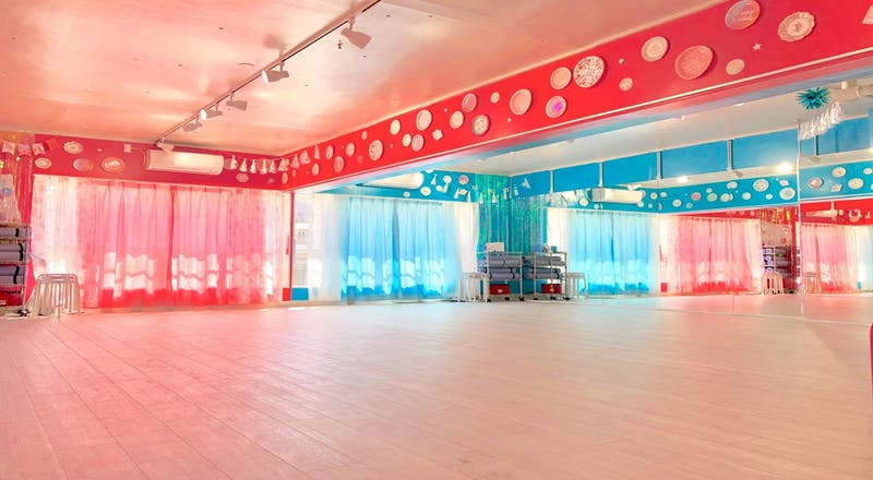マゼンタピンク、スカイブルーのレンタルスタジオ！鏡張り、Wi-Fi完備