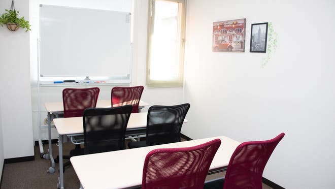 ★横浜駅2分!!★3時間・6時間以上で割引★高速Wi-Fi!24時間営業!落ち着いた完全個室!折り畳み机でレイアト自由!の写真4