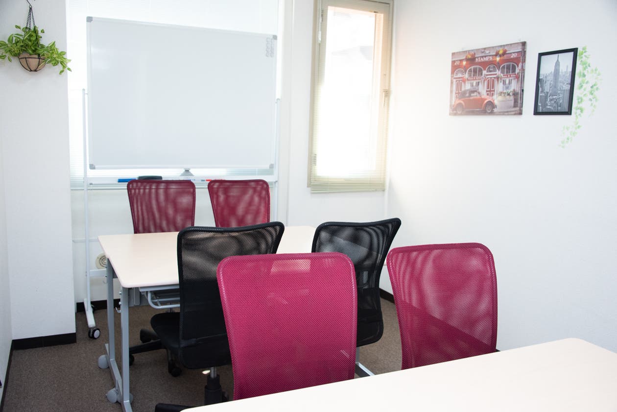 ★横浜駅2分!!★3時間・6時間以上で割引★高速Wi-Fi！24時間営業！落ち着いた完全個室！折り畳み机でレイアト自由！の写真5