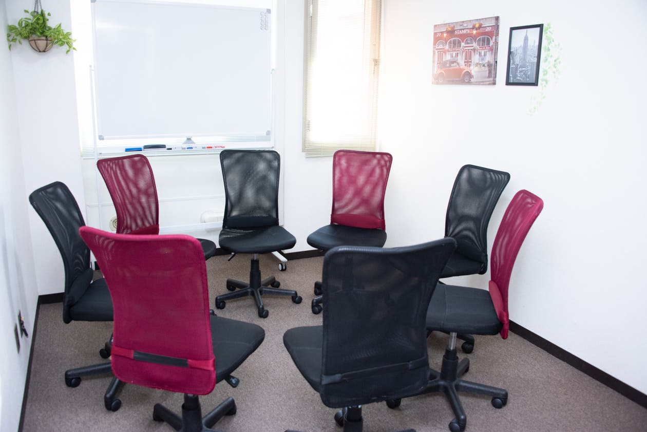 ★横浜駅2分!!★3時間・6時間以上で割引★高速Wi-Fi！24時間営業！落ち着いた完全個室！折り畳み机でレイアト自由！の写真6