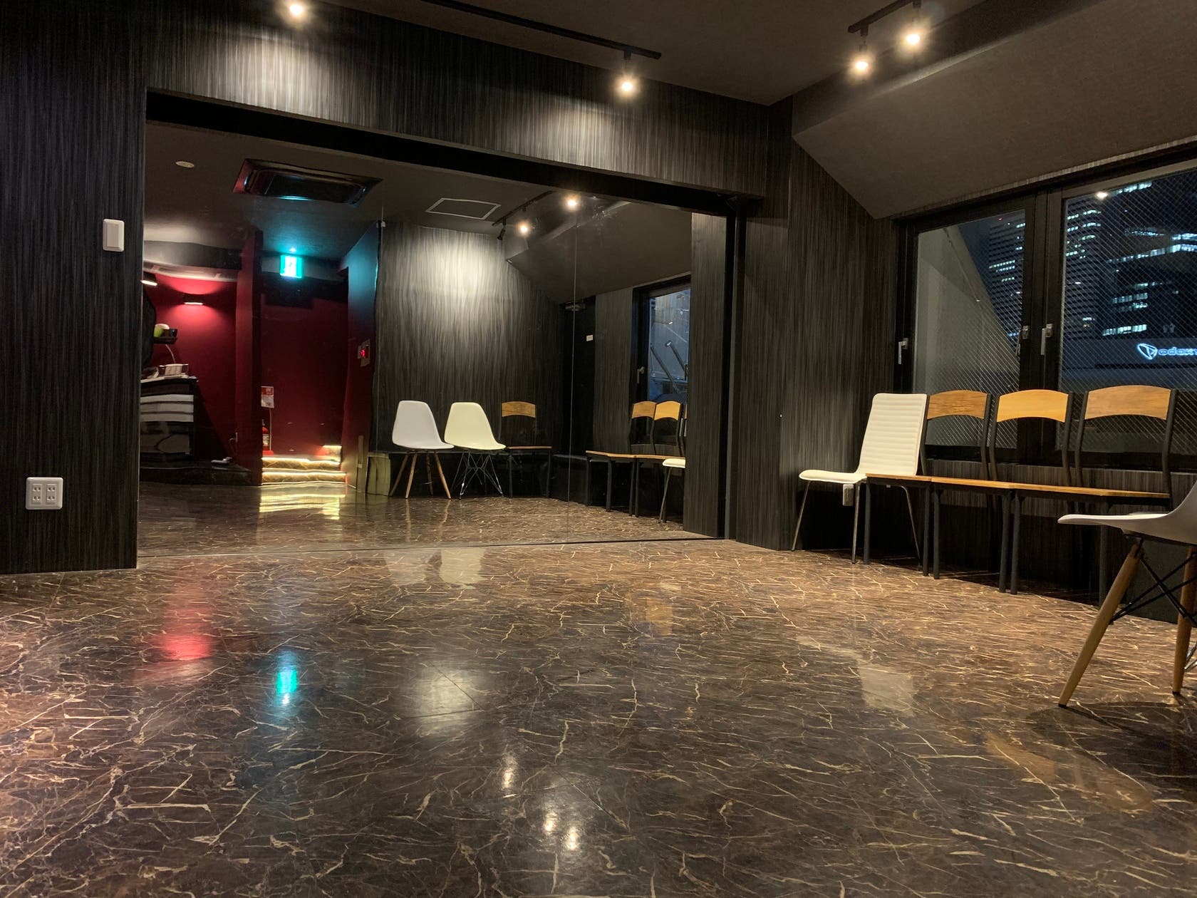 毎回清掃、隠れ家カラオケ完備、除菌グッズ完備、換気できます。の写真5