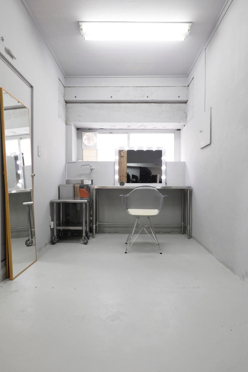 メイクスペース1箇所、自然光での撮影も可。 25坪の広々スペースです。の写真9