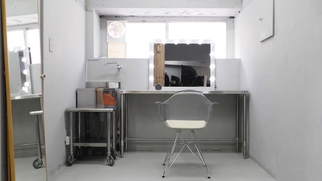 メイクスペース1箇所、自然光での撮影も可。 25坪の広々スペースです。の写真9