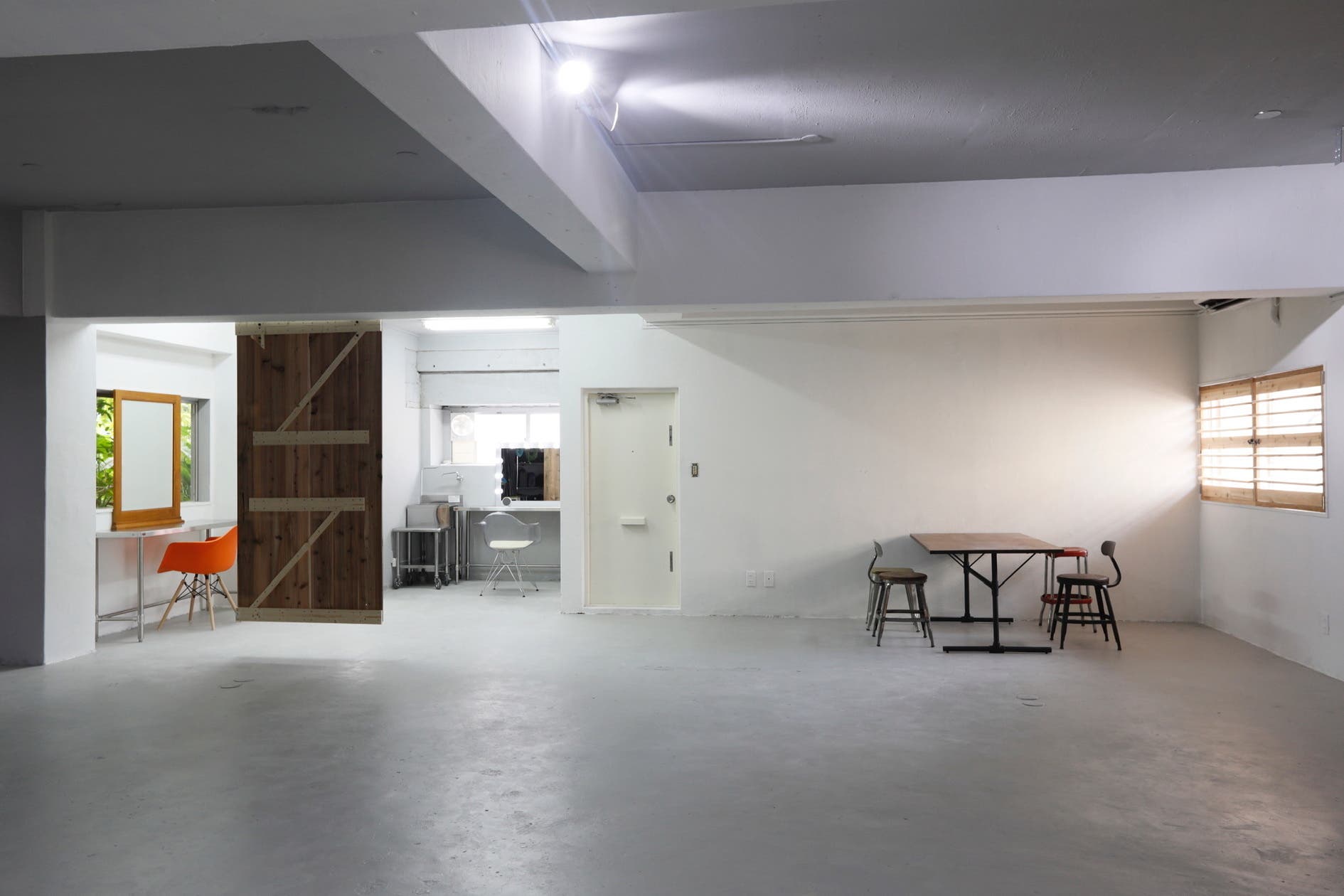 メイクスペース1箇所、自然光での撮影も可。 25坪の広々スペースです。の写真10