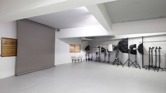 メイクスペース1箇所、自然光での撮影も可。 25坪の広々スペースです。の写真1