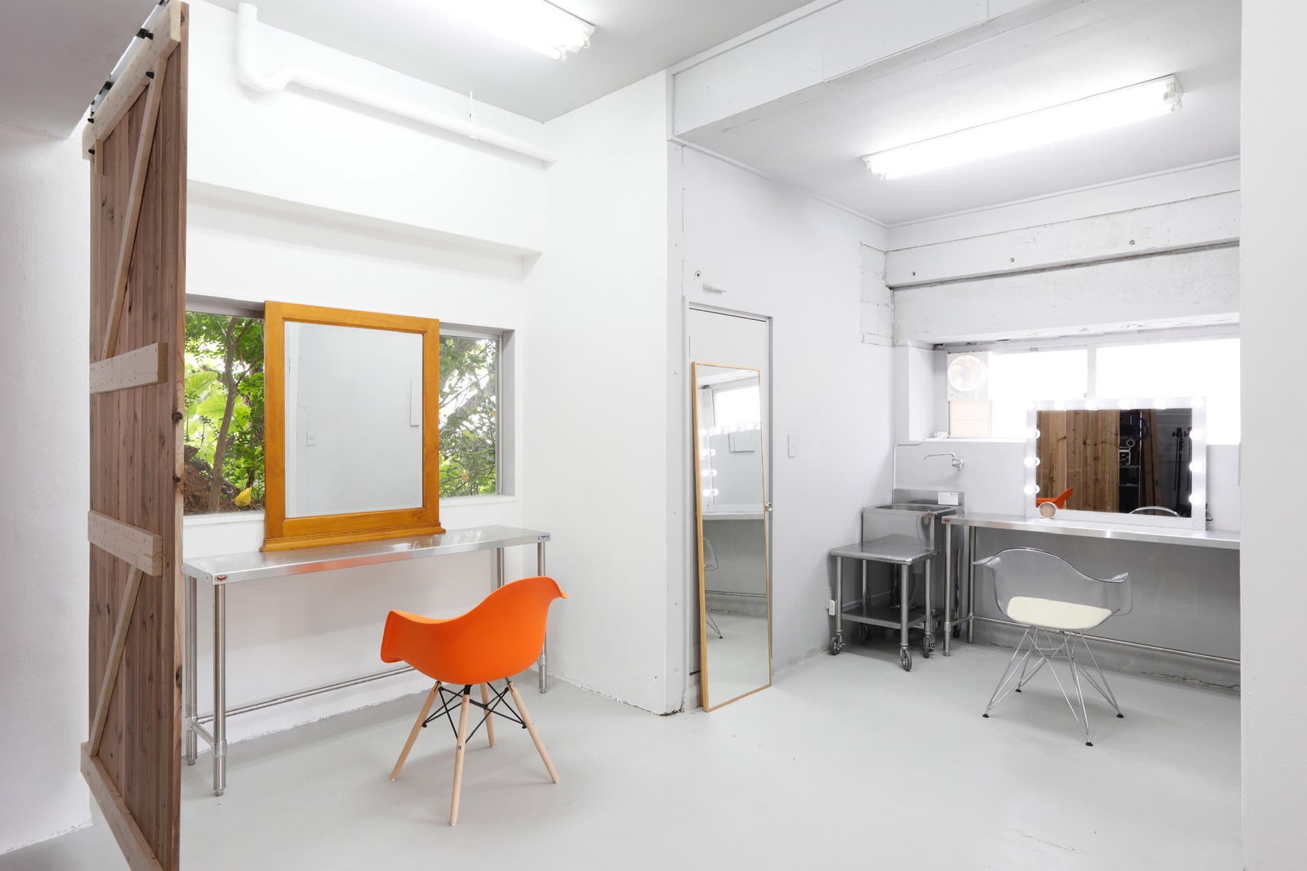 メイクスペース1箇所、自然光での撮影も可。 25坪の広々スペースです。の写真7