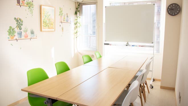 横浜駅2分!★3時間・6時間以上で割引★高速Wi-Fi!24時間営業!明るい完全個室!折り畳み机でレイアト自由!の写真1