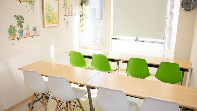 横浜駅2分!★3時間・6時間以上で割引★高速Wi-Fi!24時間営業!明るい完全個室!折り畳み机でレイアト自由!の写真3