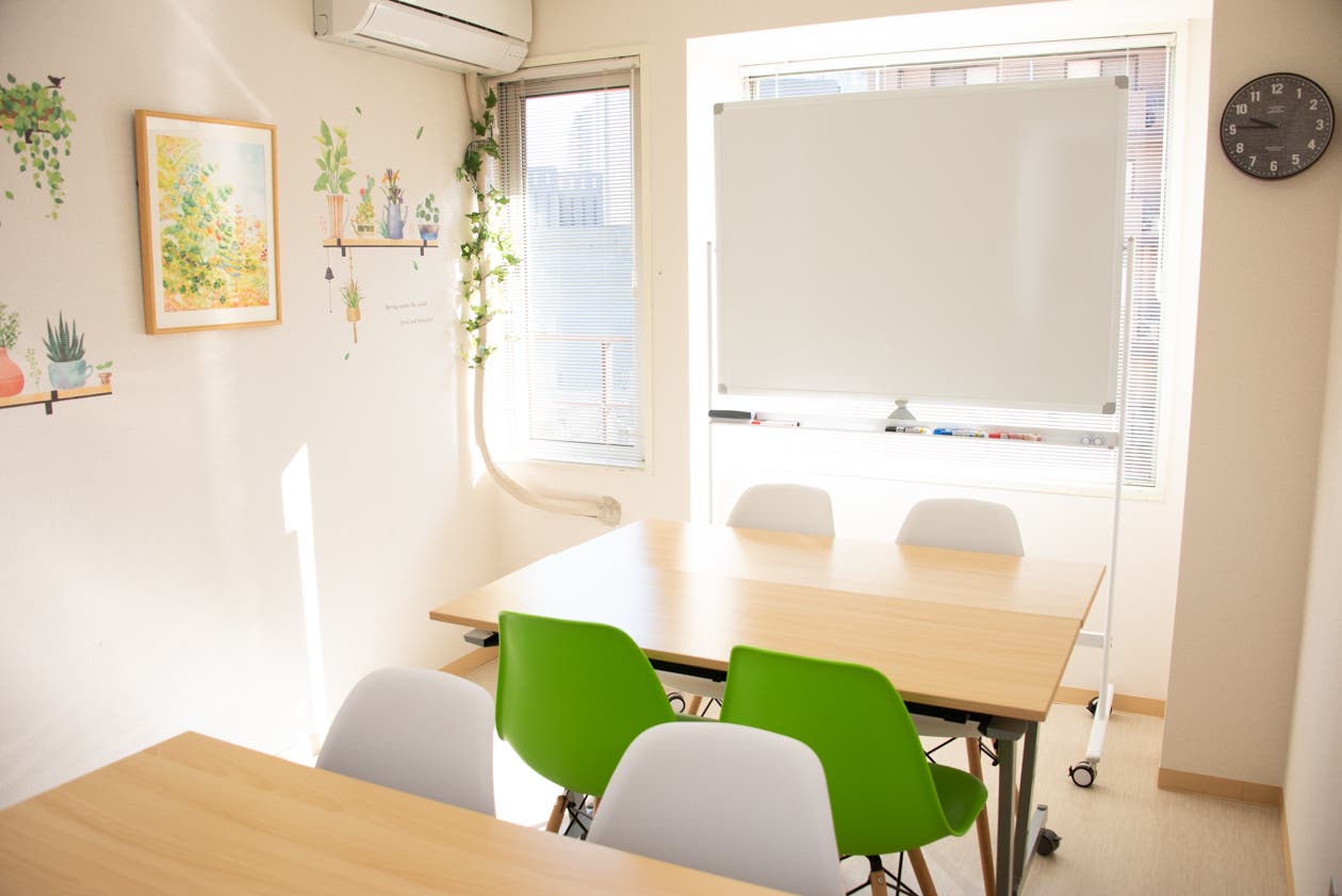 横浜駅2分！★3時間・6時間以上で割引★高速Wi-Fi！24時間営業！明るい完全個室！折り畳み机でレイアト自由！の写真5