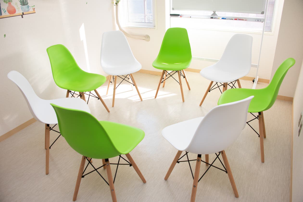 横浜駅2分！★3時間・6時間以上で割引★高速Wi-Fi！24時間営業！明るい完全個室！折り畳み机でレイアト自由！の写真6