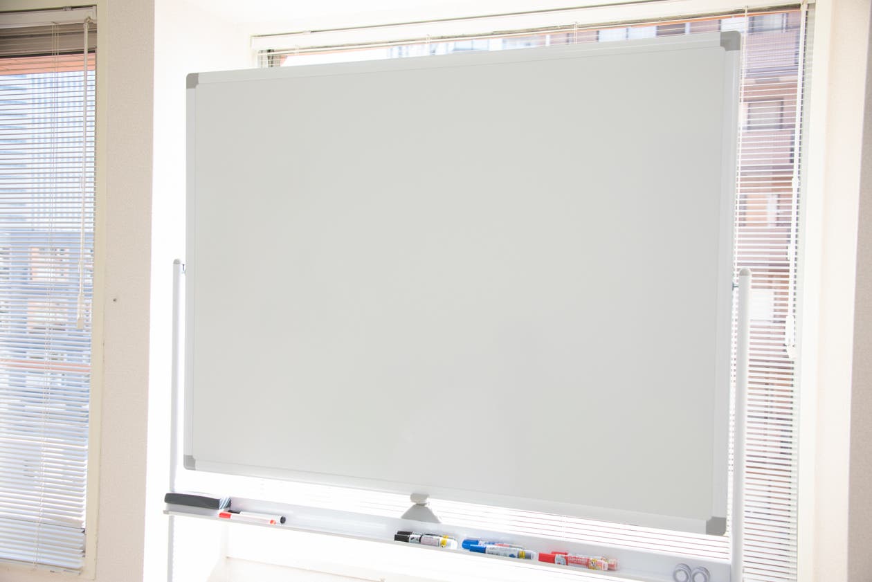 横浜駅2分！★3時間・6時間以上で割引★高速Wi-Fi！24時間営業！明るい完全個室！折り畳み机でレイアト自由！の写真7