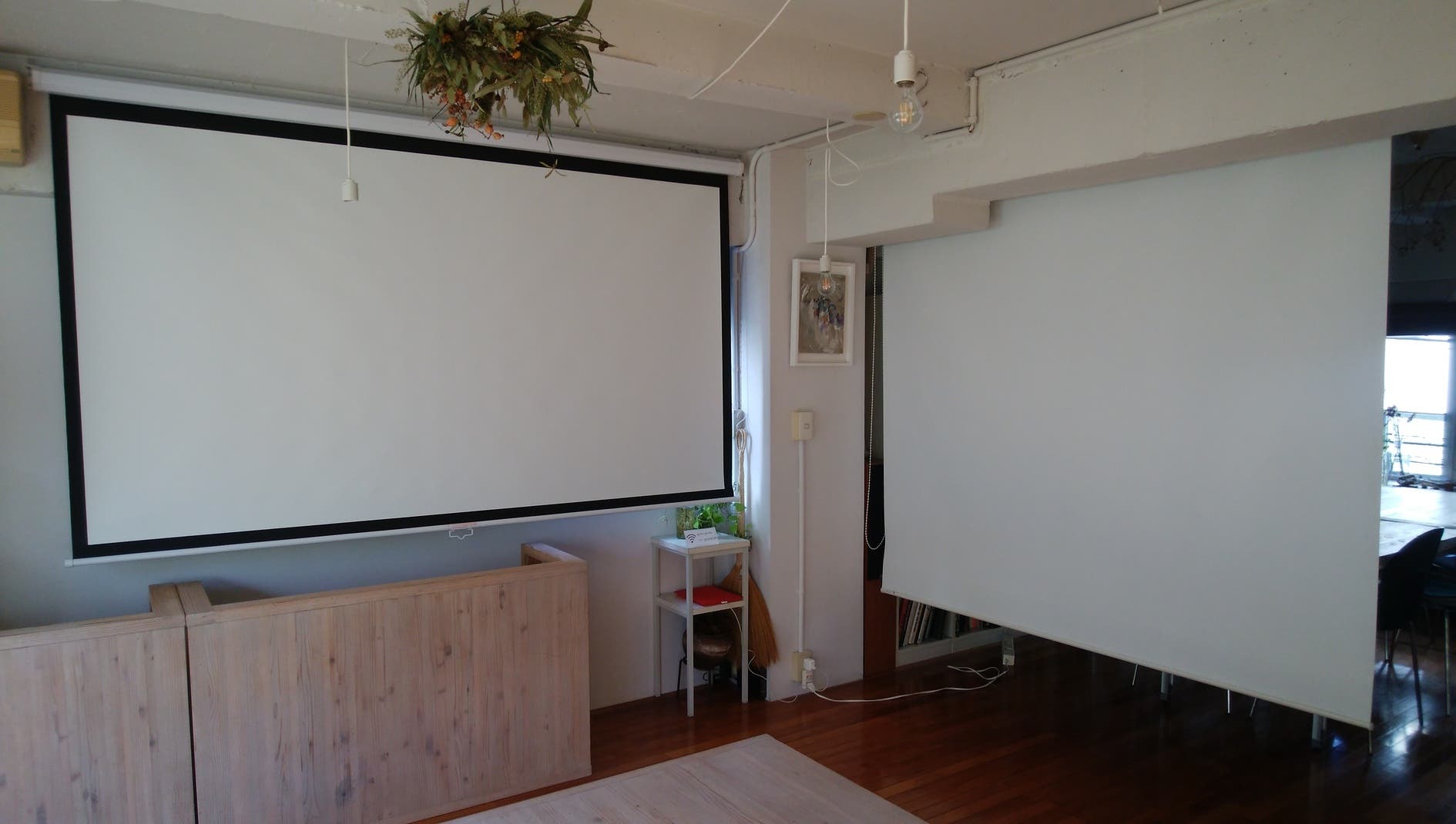 【駅徒歩5分、撮影・収録に】窓からの木漏れ日、大きな本棚が好評。フローリング、大きな窓は開放感があり、風通し抜群。の写真26