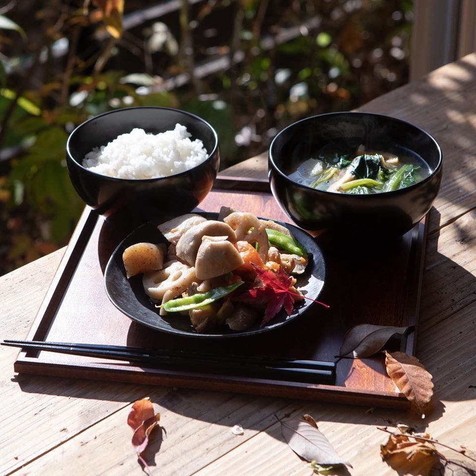 【駅徒歩5分、撮影・収録に】窓からの木漏れ日、大きな本棚が好評。フローリング、大きな窓は開放感があり、風通し抜群。の写真11