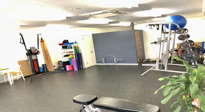 プライベートジムで周りを気にせず仲間とトレーニング！完全個室で集中してレッスンやトレーニングができる