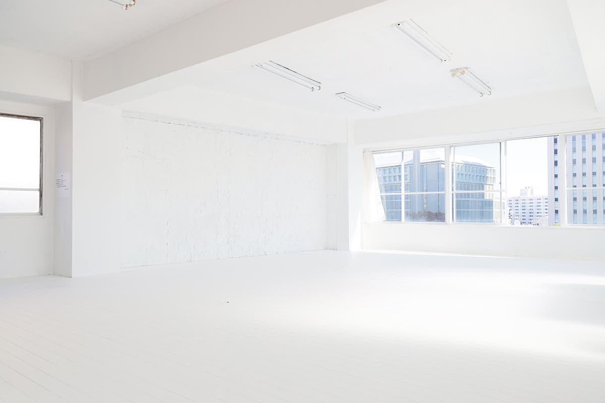 白壁白床、ひろびろ82平米。自然光で一日中キレイに撮影できる新宿のハウススタジオの写真20
