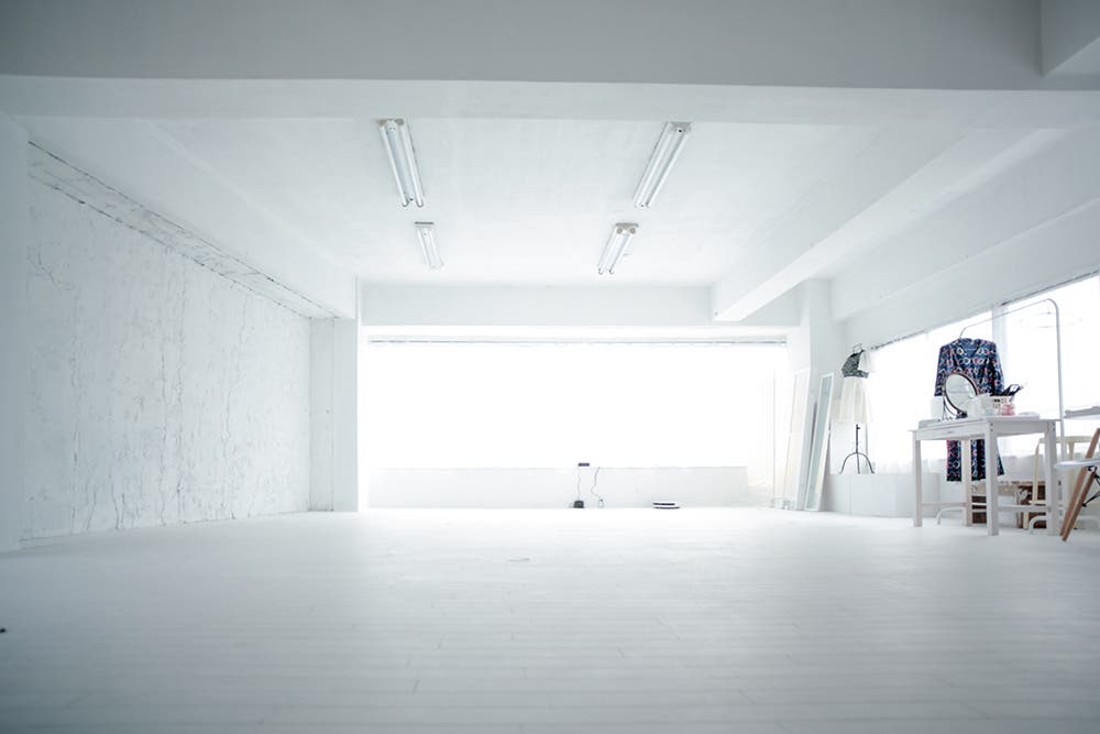 白壁白床、ひろびろ82平米。自然光で一日中キレイに撮影できる新宿のハウススタジオの写真21