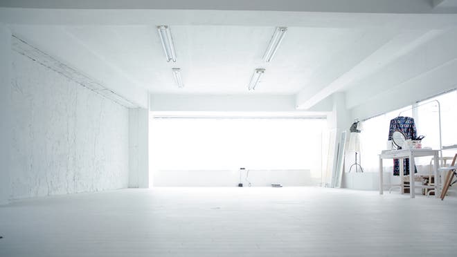 白壁白床、ひろびろ82平米。自然光で一日中キレイに撮影できる新宿のハウススタジオの写真21