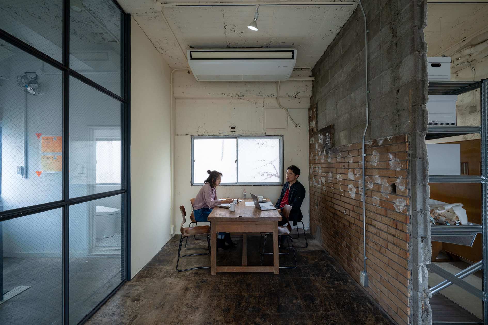 白を基調としたスタジオ〔自然光,天井高,ラフ白壁〕/スチール・動画・撮影会・セミナー・各種イベントの写真16