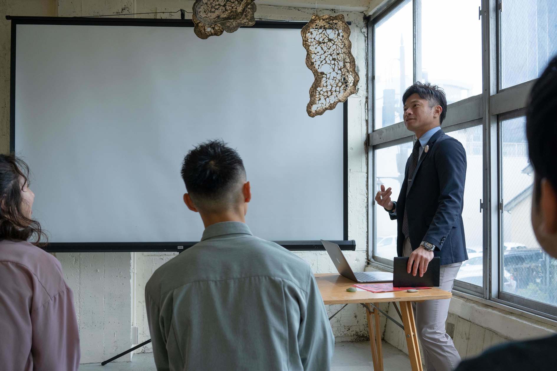 白を基調としたスタジオ〔自然光,天井高,ラフ白壁〕/スチール・動画・撮影会・セミナー・各種イベントの写真6