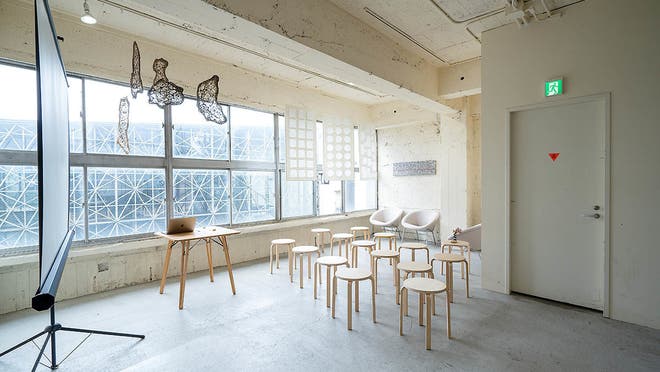 白を基調としたスタジオ〔自然光,天井高,ラフ白壁〕/スチール・動画・撮影会・セミナー・各種イベントの写真1