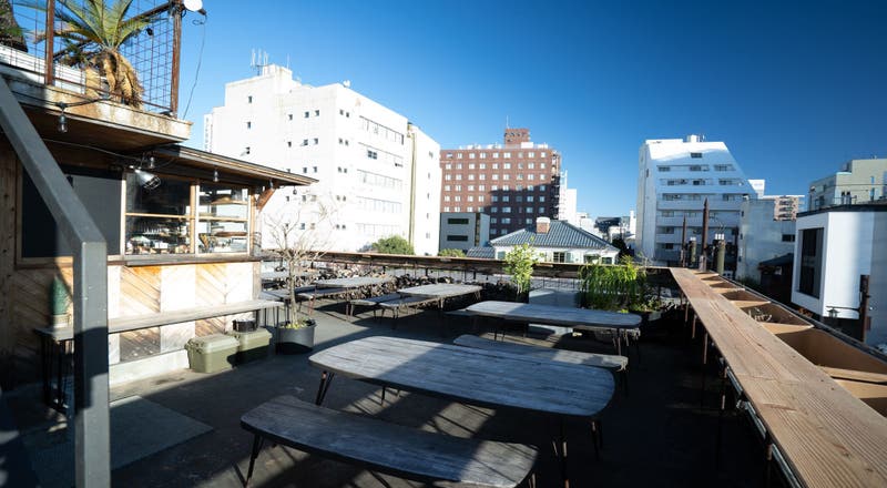 駅前エリア開放的な屋上！キッチン利用可能で手ぶらでBBQも可能なルーフトップ。最大40名可