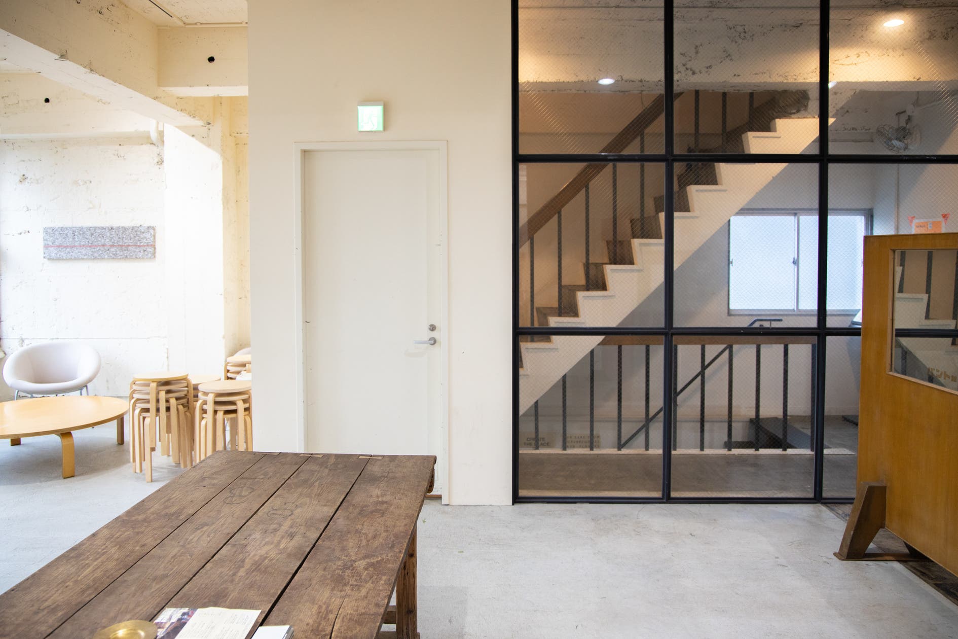 白を基調としたスタジオ〔自然光,天井高,ラフ白壁〕/スチール・動画・撮影会・セミナー・各種イベントの写真4