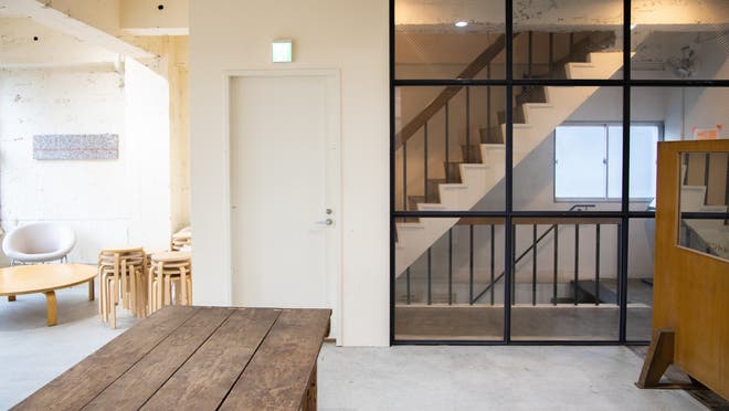 白を基調としたスタジオ〔自然光,天井高,ラフ白壁〕/スチール・動画・撮影会・セミナー・各種イベントの写真4