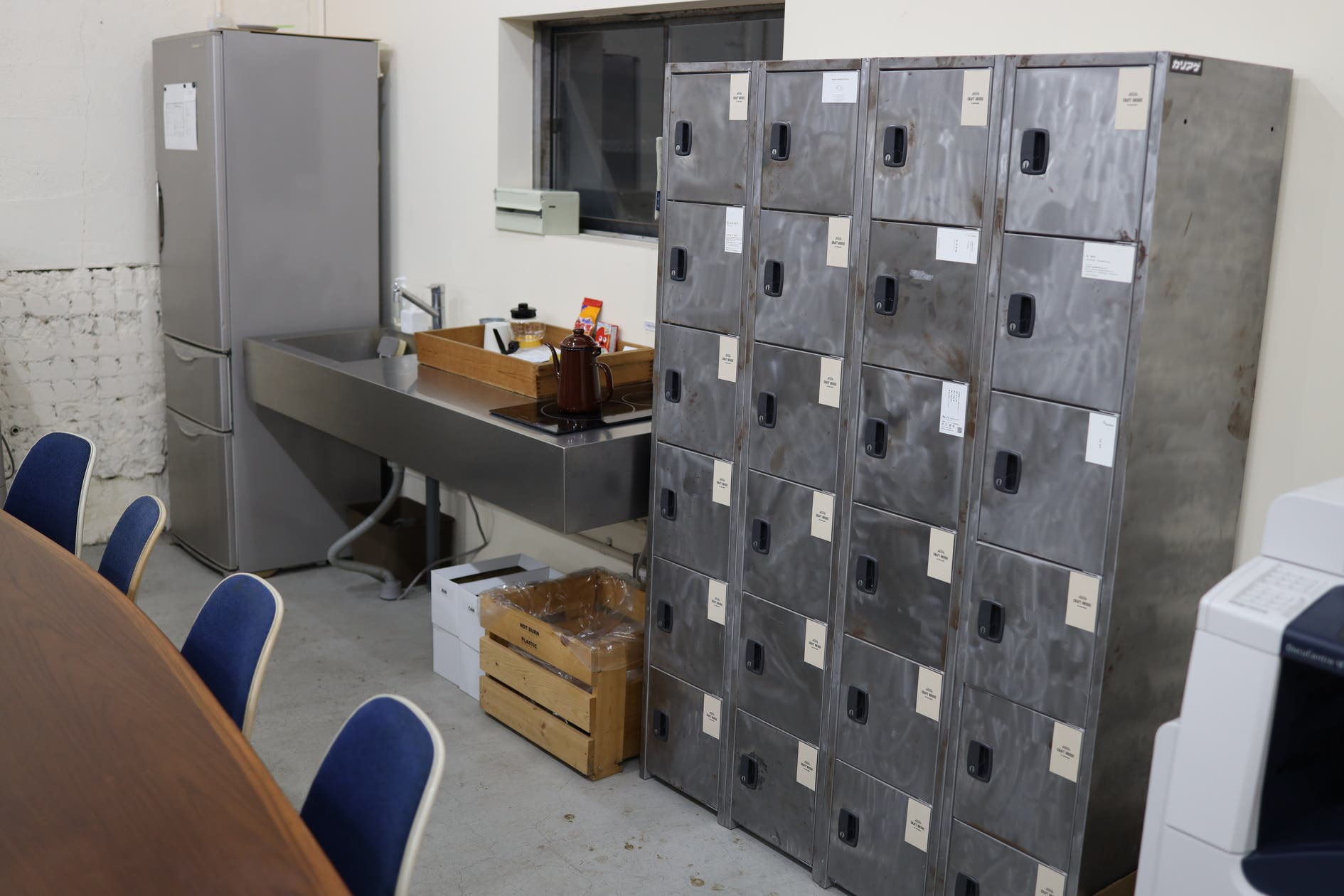 白を基調としたスタジオ〔自然光,天井高,ラフ白壁〕/スチール・動画・撮影会・セミナー・各種イベントの写真19