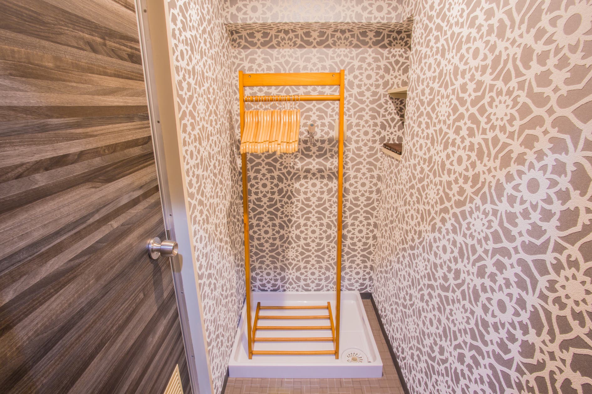 梅田5分/ロフト前/2重窓で静か/設備無料/最大15名/光Wi-Fi/テレワーク/リングライトの写真9