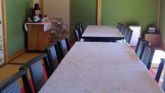 テーブル・16人分椅子常設でキッチン付き、会議等に多目的に使用出来ますの写真1