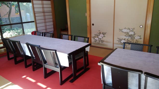 テーブル・16人分椅子常設でキッチン付き、会議等に多目的に使用出来ますの写真3