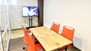 上野駅徒歩7分 ナチュラルな雰囲気の貸会議室8階 Aルーム(4名)の写真2