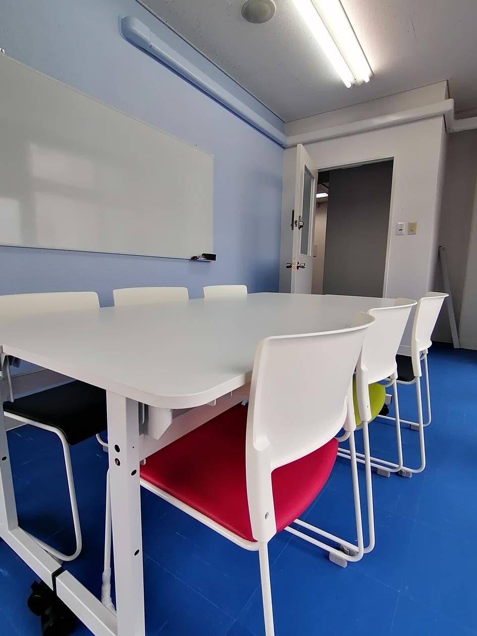 【旭橋駅徒歩3分】定員6+α名！プロジェクター含む備品・高速Wi-Fi無料！泉崎403会議室の写真8