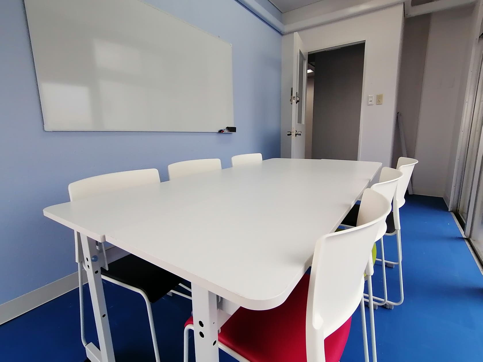 【旭橋駅徒歩3分】定員6+α名！プロジェクター含む備品・高速Wi-Fi無料！泉崎403会議室の写真7