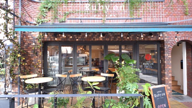 【渋谷・表参道・青山】 レンガ壁の外観が特徴的な路面実店舗カフェ。動画やスチール撮影など様々な用途に使えるレンタルスペース。の写真1