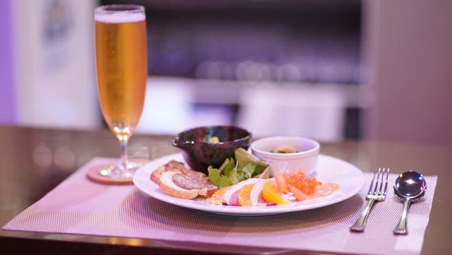 神戸初の卓球バー「Bigwave」です。当店では卓球台2台とラケット40本をご用意しております!の写真7