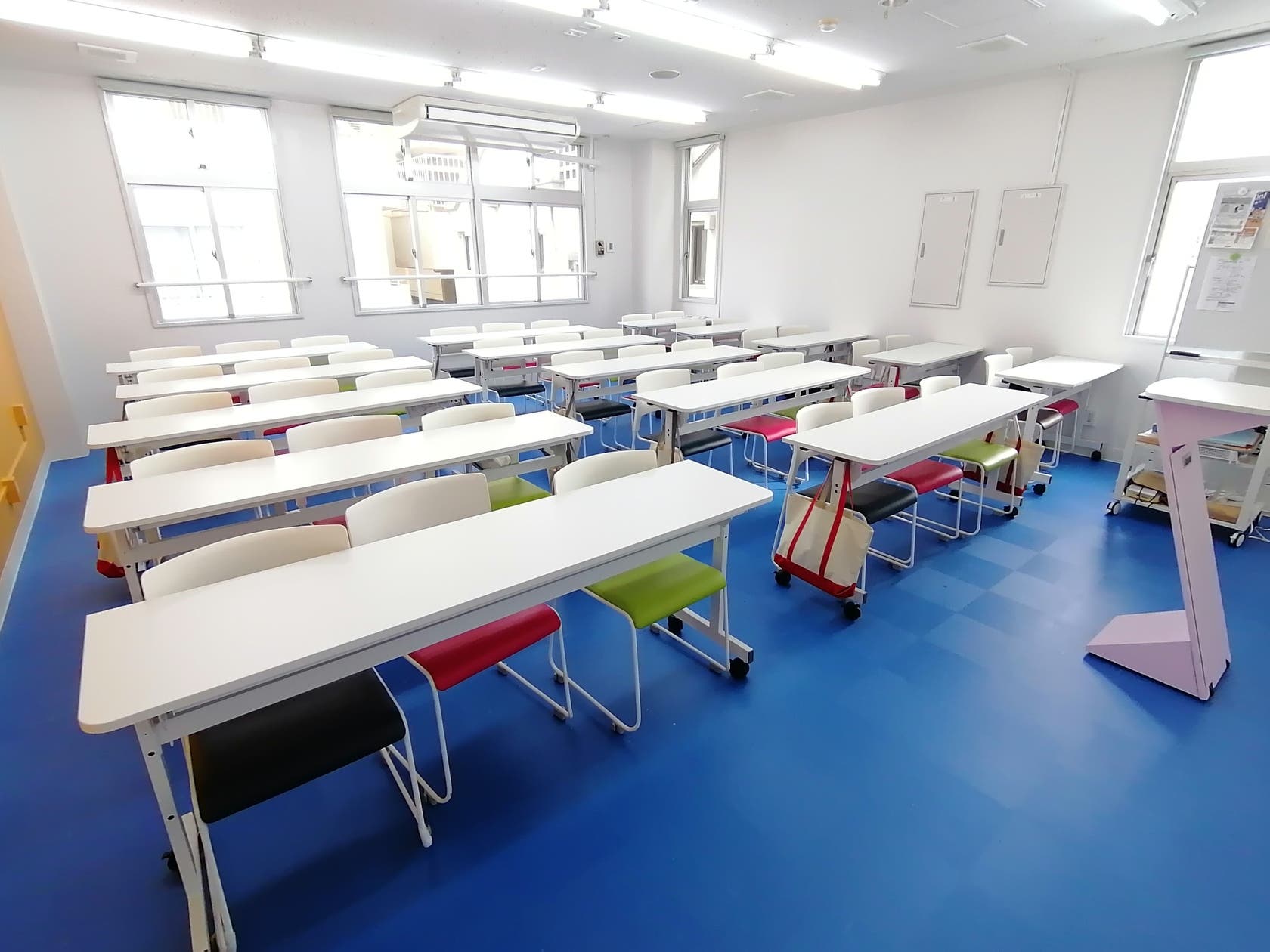 【旭橋駅徒歩3分】定員40+α名！プロジェクター含む備品・高速Wi-Fi無料！泉崎501会議室の写真10