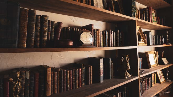 渋谷駅徒歩3分|ヨーロッパの書斎を再現|大量のアンティーク洋書・本棚・家具・雑貨が豊富に揃う撮影スタジオ|自然光◎|Astの写真2