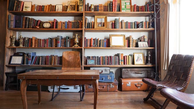 渋谷駅徒歩3分|ヨーロッパの書斎を再現|大量のアンティーク洋書・本棚・家具・雑貨が豊富に揃う撮影スタジオ|自然光◎|Astの写真3