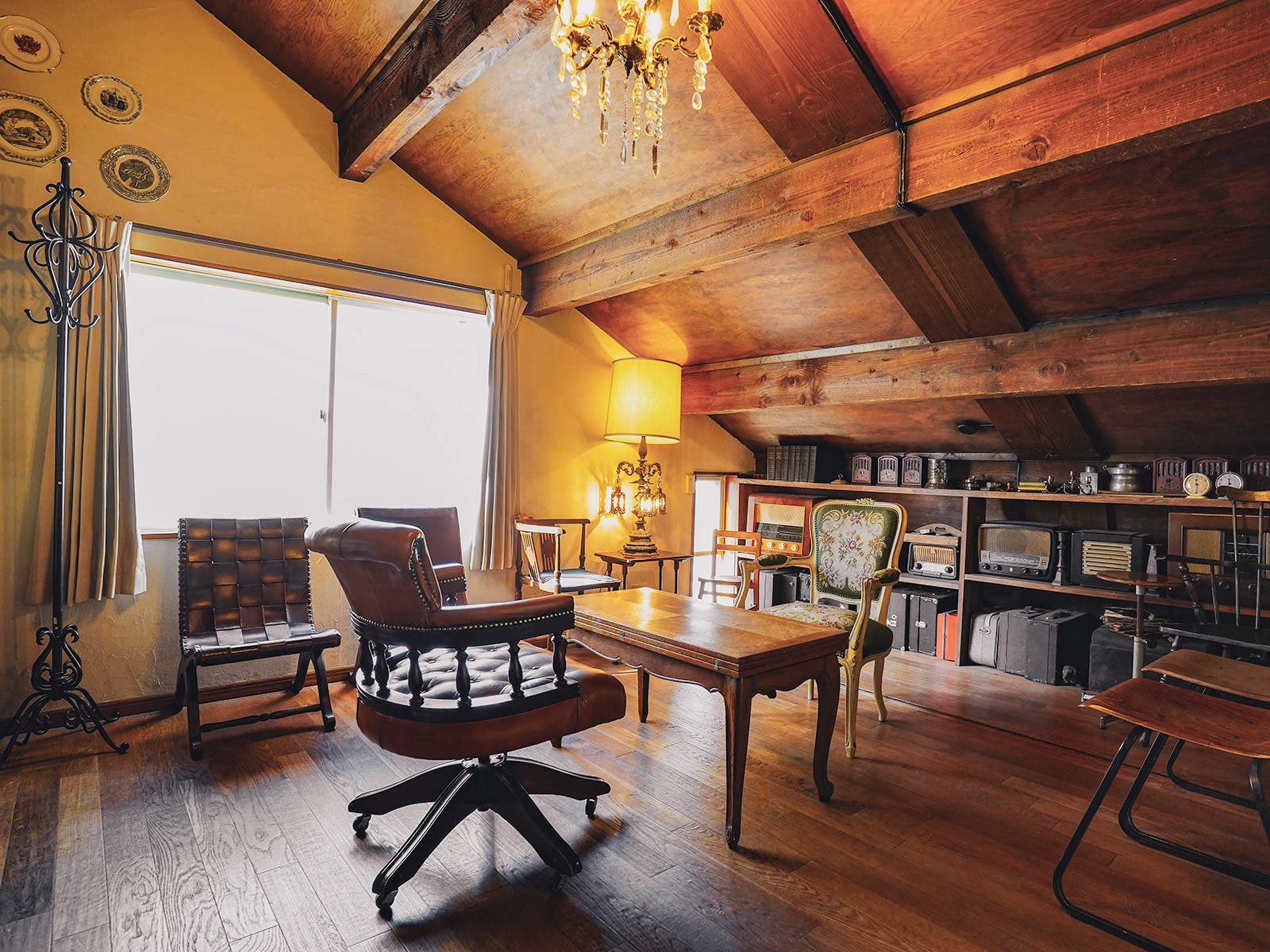 渋谷駅徒歩3分｜ヨーロッパの書斎を再現｜大量のアンティーク洋書・本棚・家具・雑貨が豊富に揃う撮影スタジオ｜自然光◎｜Astの写真4