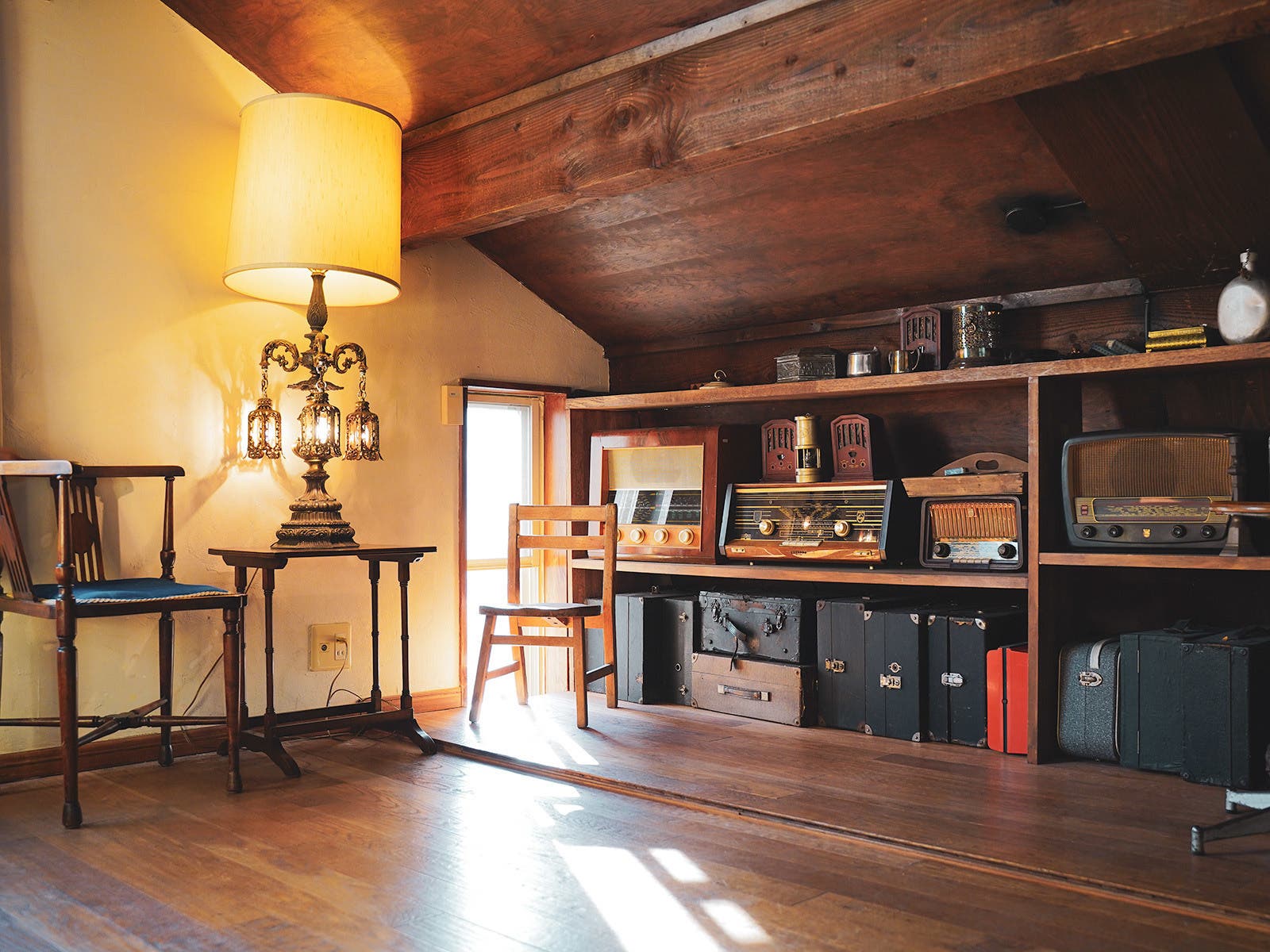 渋谷駅徒歩3分｜ヨーロッパの書斎を再現｜大量のアンティーク洋書・本棚・家具・雑貨が豊富に揃う撮影スタジオ｜自然光◎｜Astの写真5