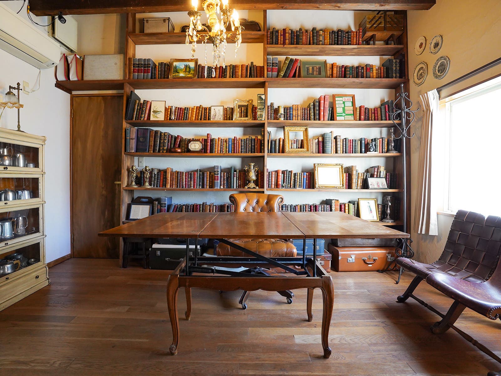 渋谷駅徒歩3分｜ヨーロッパの書斎を再現｜大量のアンティーク洋書・本棚・家具・雑貨が豊富に揃う撮影スタジオ｜自然光◎｜Astの写真6