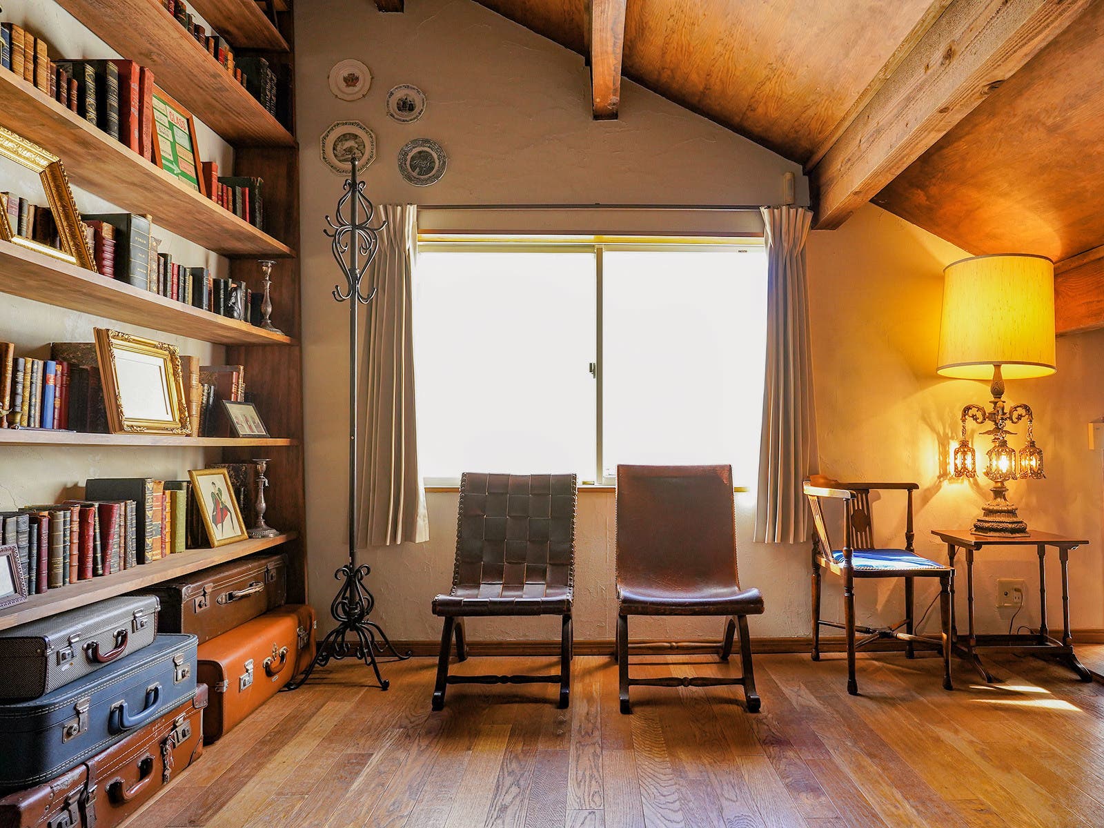 渋谷駅徒歩3分｜ヨーロッパの書斎を再現｜大量のアンティーク洋書・本棚・家具・雑貨が豊富に揃う撮影スタジオ｜自然光◎｜Astの写真7