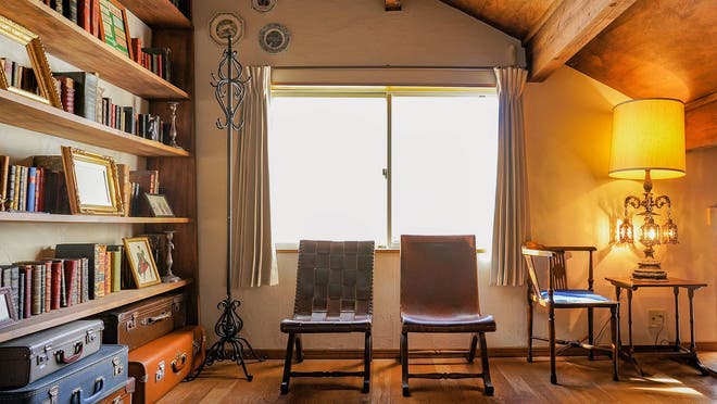 渋谷駅徒歩3分|ヨーロッパの書斎を再現|大量のアンティーク洋書・本棚・家具・雑貨が豊富に揃う撮影スタジオ|自然光◎|Astの写真7