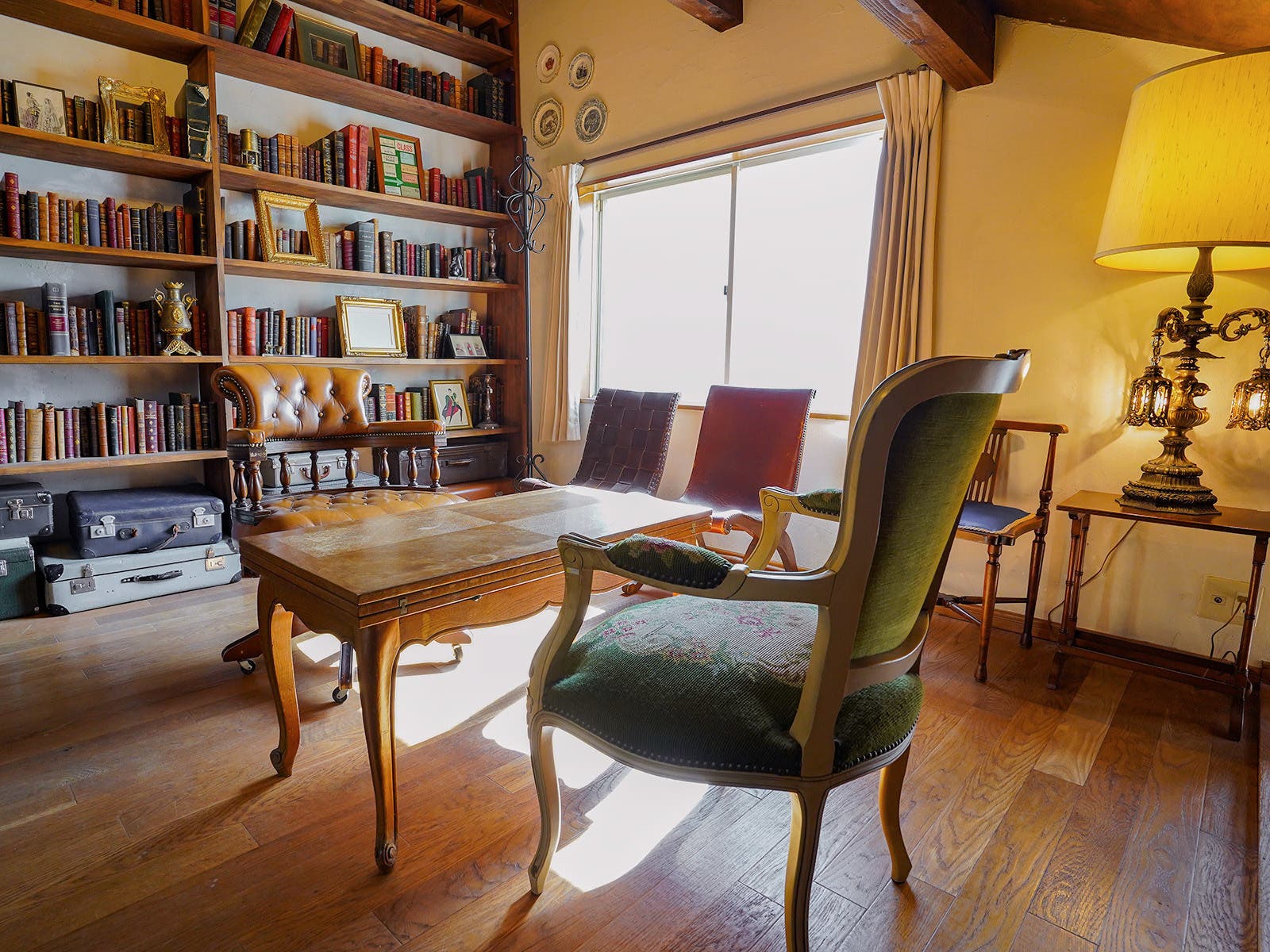 渋谷駅徒歩3分｜ヨーロッパの書斎を再現｜大量のアンティーク洋書・本棚・家具・雑貨が豊富に揃う撮影スタジオ｜自然光◎｜Astの写真8