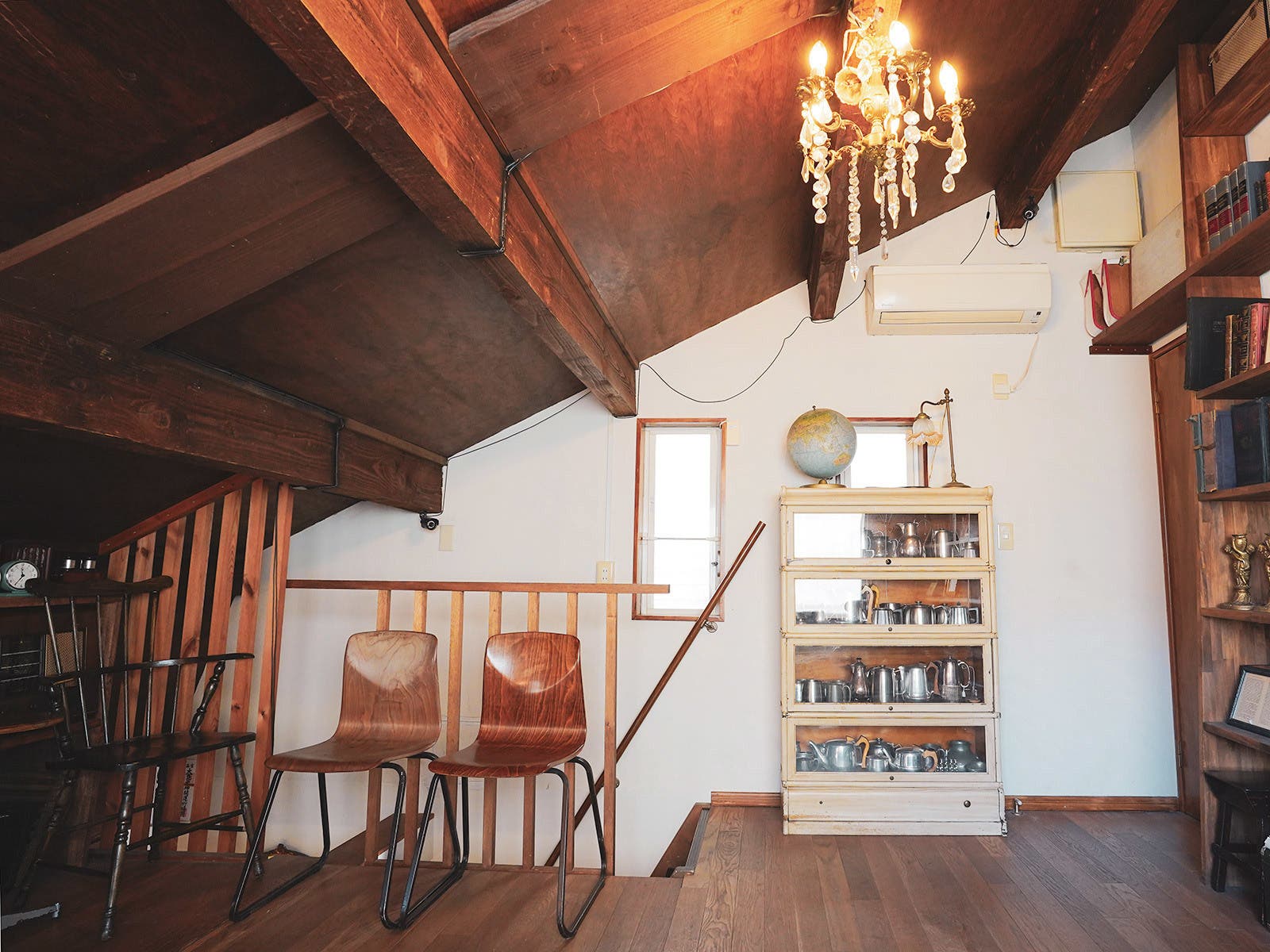 渋谷駅徒歩3分｜ヨーロッパの書斎を再現｜大量のアンティーク洋書・本棚・家具・雑貨が豊富に揃う撮影スタジオ｜自然光◎｜Astの写真10